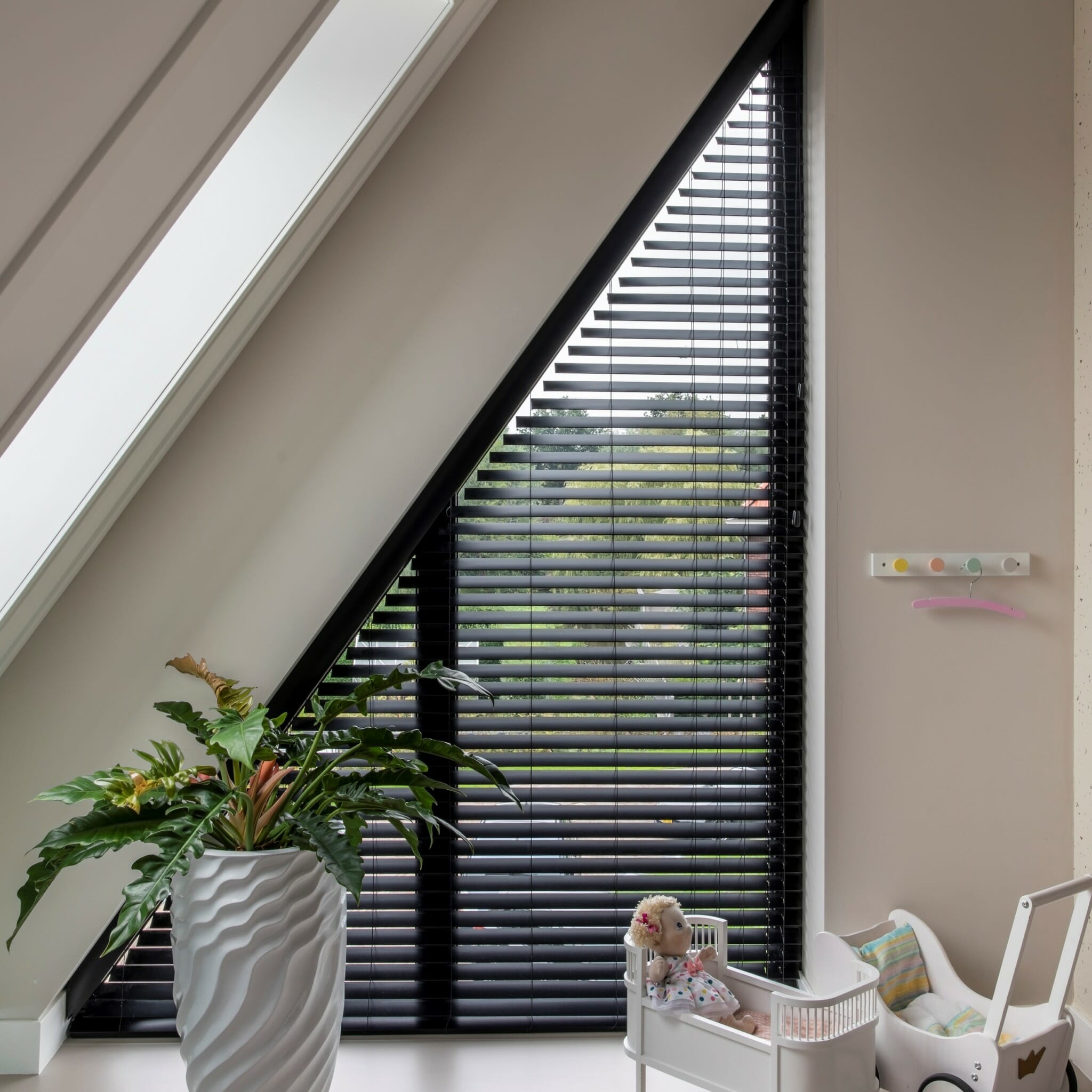 Raamdecoratie voor een trapezium raam? Geen probleem! - Zonnelux